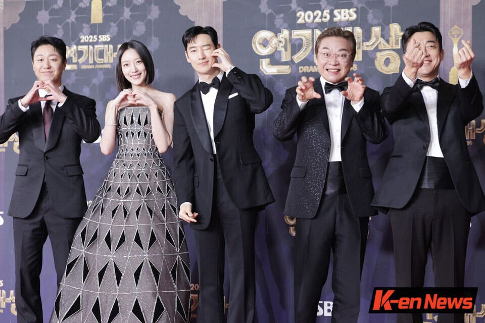 A Big Year for 'Taxi Driver 3' — Lee Je-hoon Wins Top Honor at SBS ...