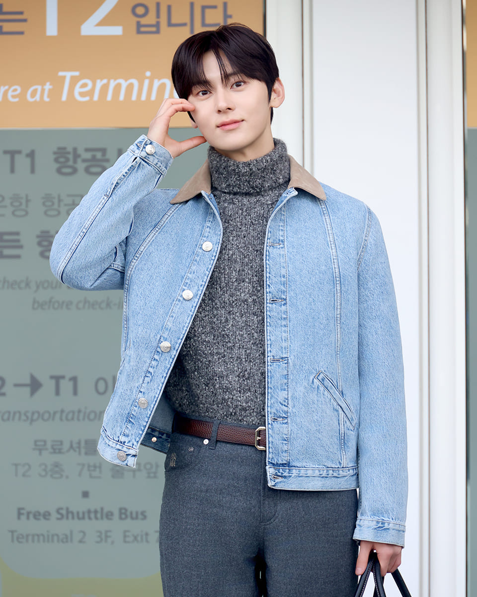 Hwang Minhyun Turns Heads at the Airport with His Killer Visuals