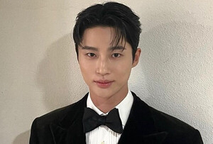 'Lovely Runner' Byeon Woo-seok, Dazzles in a Velvety Suit