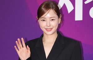Lee Ha-nee Showcases Her Signature Dimples